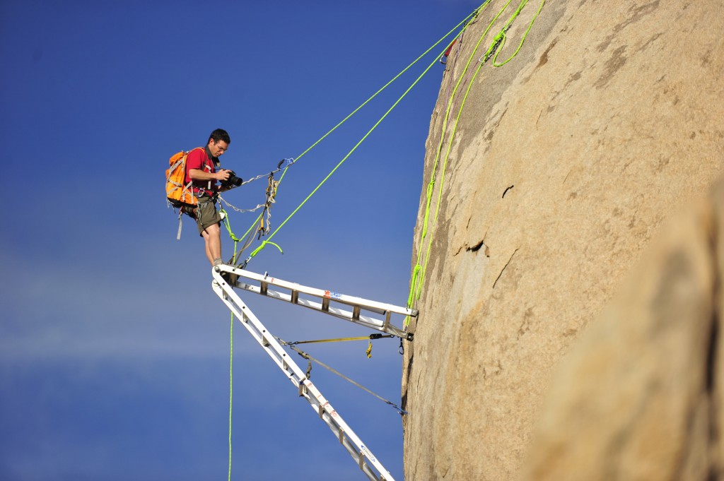 Insanely using a ladder to photograph a rockclimber [3 pictures] | 22 Words